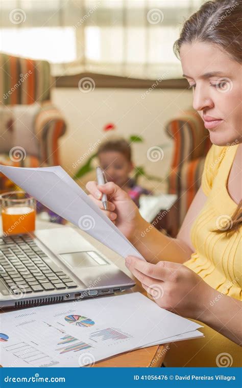 Gravid Moder Som Arbetar I Inrikesdepartementet Med Sonen Arkivfoto