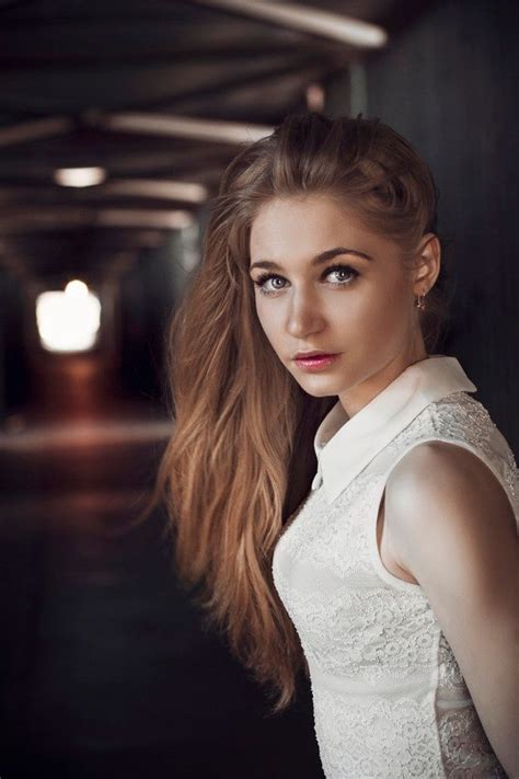 Красивая белокурая девушка в пешеходном Premium Photo Freepik