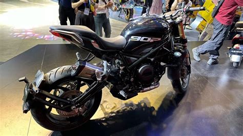 S Benelli presentó en el Salón de Beijing una naked bicilíndrica con caballos de