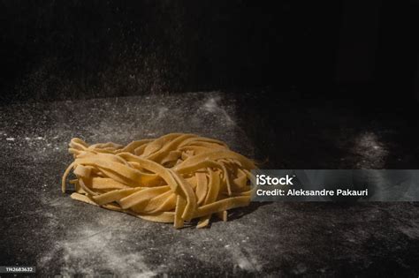 新鮮的義大利未煮熟的自製麵食手工做義大利面義大利 面新鮮的義大利義大利義大利面特寫鏡頭的過程 使烹飪自製麵食廚師製作新鮮的義大利傳統麵食 照片