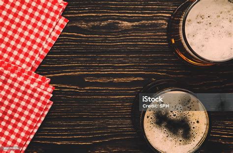 빛과 어둠 독일 맥주 큰 머그잔에 짠 스낵과 견과류 가 맥주 축제 개념 그릇 녹색에 대한 스톡 사진 및 기타 이미지 녹색
