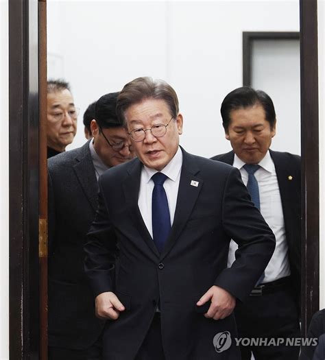 굳은 표정으로 입장하는 이재명 대표 연합뉴스