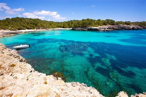 Balearic 地中海的中年卡拉和波浪海景海岸线石头天堂岩石蓝色地标太阳晴天高清图片下载 正版图片321852160 摄图网