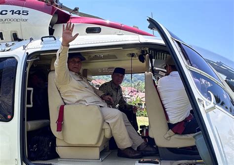Menhan Prabowo Dan Iwan Bule Naik Helikopter Seusai Meresmikan Sumur Bor
