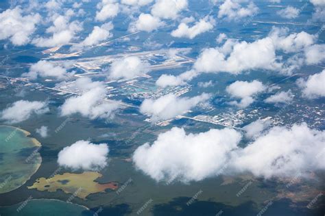 Une Vue Du Ciel Depuis Un Avion Survolant La Côte De La Floride