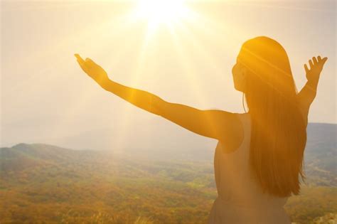 Silueta De Mujer Joven En Ocaso Foto Premium