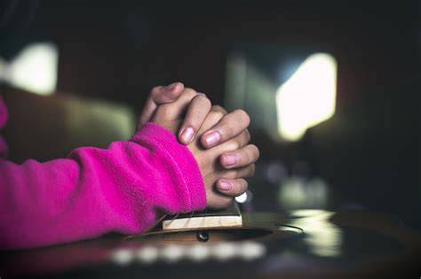 아침에 어쿠스틱 기타로 기도하는 소녀의 손을 닫고 신앙 영성 예배 및 종교를 위한 기도 개념 성경에 대한 스톡 사진 및 기타