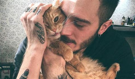 7 Alasan Mengapa Cowok Pecinta Kucing Layak Banget Dijadikan Pacar