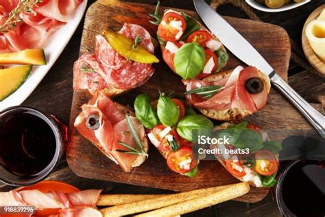 이탈리아 전채 와인 간식 세트입니다 다양 한 치즈 지중해 올리브 피 클 햄 디 파 르 마 토마토 양 인데 와인 안경에서 0명에 대한 스톡 사진 및 기타 이미지 Istock