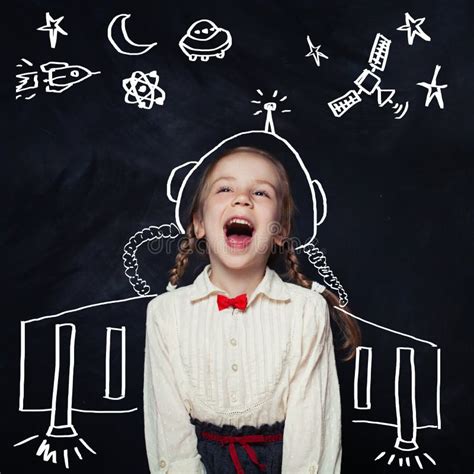 Astronaute De Petite Fille Ayant L Amusement Badine L Imagination Image
