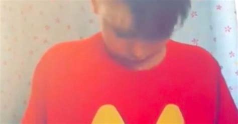 Pojken Bär En Hemsk T Shirt Till Skolan Först När Han Kommer Hem Inser