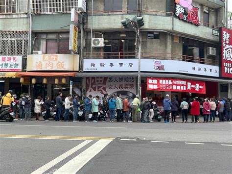 豬在瘋豬腳專賣店，潮港城新品牌，台中十大伴手禮也推薦的豬腳禮盒，從中午賣到凌晨宵夜 Nini And Blue 玩樂食記