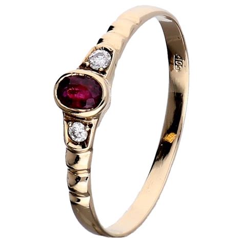 Bague Solitaire En Or Jaune Sertie D Un Rubis Et De Deux Diamants