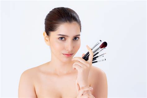 적용 세로 아시아 여자의 아름다움은 뺨 소녀 블러셔 스킨케어 및 화장품 개념의 아름 다운 흰색 배경에 고립의 많은 브러쉬 메이크업 건강한 생활방식에 대한 스톡 사진 및 기타