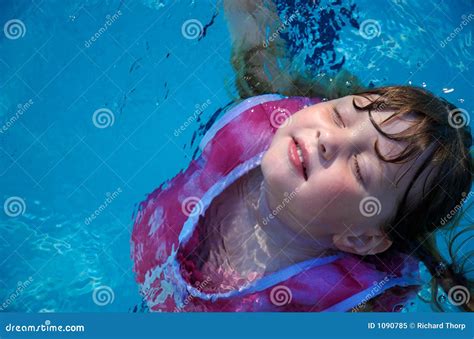 Meisje Dat In Zwembad Drijft Stock Afbeelding Image Of Meisje