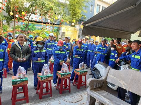 Đa Năng chua Sư nư Bao Quang tăng qua têt cho cac hoan canh kho khăn Phật Sự Online