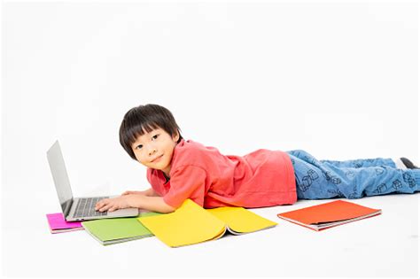 흰색 배경 교육 및 기술 개념으로 학습에 고립 된 노트북과 책바닥에 행복한 아시아 소년의 초상화 개발에 대한 스톡 사진 및 기타