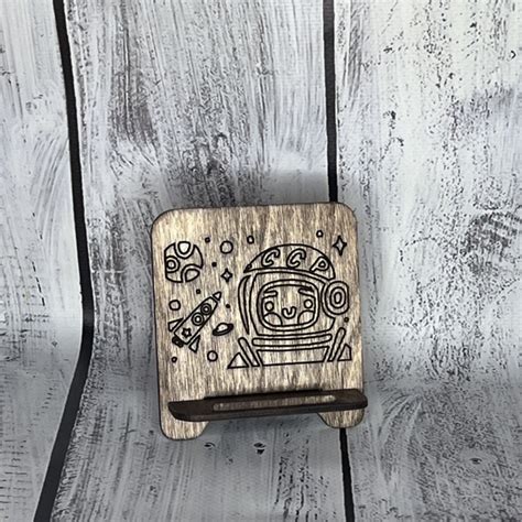 Подставка для телефона настольная деревянная и складная СССР Маленький космонавт купить с