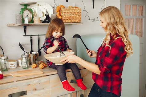 Mãe Com Filha Em Uma Cozinha Foto Grátis