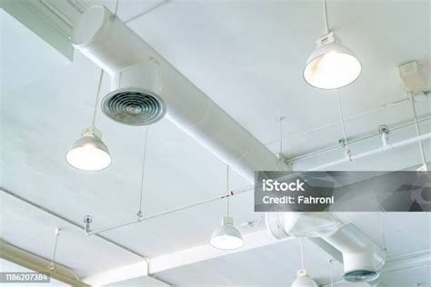 흰색 천장 벽에 공기 덕트 에어컨 파이프 및 화재 스프링클러 시스템 공기 흐름 및 환기 시스템 건물 인테리어 열린 조명천장 램프 조명 인테리어 건축 개념입니다 공장 산업