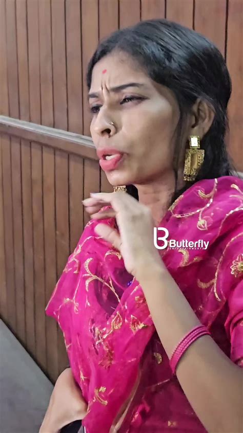 Butterfly Entertainments കൈ മുട്ടുകൊണ്ട് അമ്മ ഓഫീസിന്റെ ഡോർ തുറന്ന്