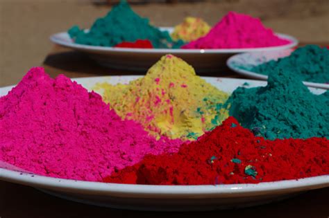 Holi Gulal 파우더 컬러 더미의 두 개의 흰색 접시의 클로즈업 이미지 색상의 인도 홀리 축제 및 재미있는 색상 싸움 빨강