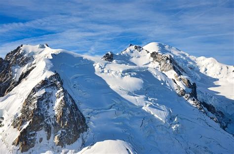 몽블랑 알프스에서 가장 높은 산 등산 눈과 얼음 숨막히는 산의 파노라마 Aiguille Du Midi 고품질 사진 0명에 대한