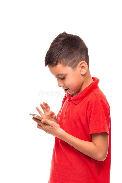Un Giovane Ragazzo Sorridente Scrive Gli Sms Sul Suo Cellulare Immagine Stock Immagine Di