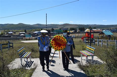 Улс төрийн хилс хэрэгт хэлмэгдэгсдийн дурсгалыг хүндэтгэж цэцэг өргөлөө