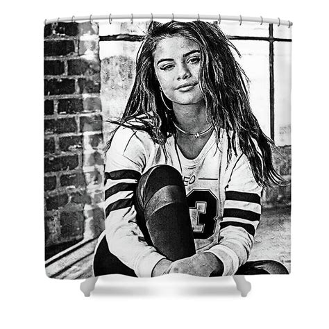 Wallpaper Selena Gomez Shower