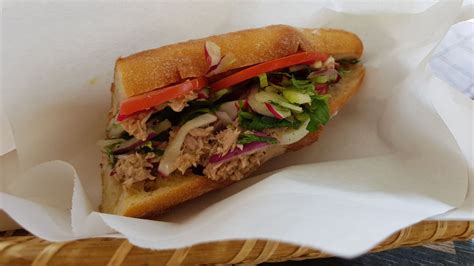 Receita Deliciosa De Família De Sanduíche De Atum Na Baguete