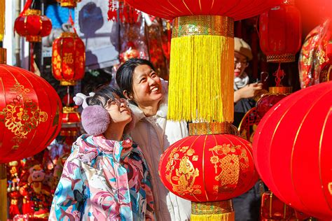 买买买！大街小巷年味渐浓 年货消费市场红红火火