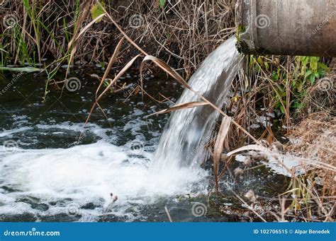 Загрязненная вода стоковое изображение изображение насчитывающей запах