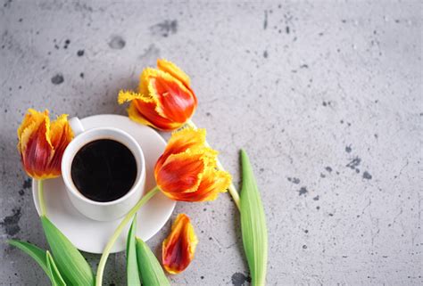 아로마 에스프레소 커피 한 잔 빨간색과 노란색 튤립 꽃다발 세계 여성의 날을 위한 카피스페이스가 있는 엽서 International Womens Day에 대한 스톡 사진 및