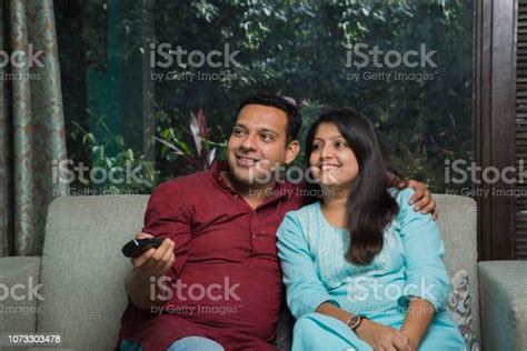 집에서 Tv를 보고 Couple이미지 재고 2명에 대한 스톡 사진 및 기타 이미지 2명 Tv 보기 가정 생활 Istock