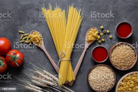 돌 배경에 다양한 생 파스타 신선한 토마토와 소스 조리되지 않은 음식 개념 0명에 대한 스톡 사진 및 기타 이미지 0명 거친 필름 효과 건강한 식생활 Istock