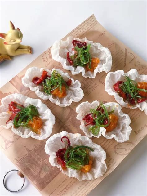 春卷皮炸一炸 秒变脆皮寿司🍣好吃到飞起😋 春卷皮真的是卷万物呀！ 用它代替寿司米饭，炸出来的春卷皮，直接卷上喜欢吃的日料，脆脆的，太好吃了吧
