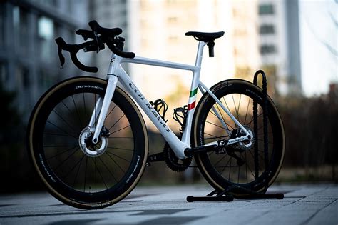 콜나고 V3rs 아트데코 프로즌화이트 Colnago V3rs Art Decor Frozen White야외에서