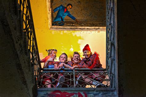 Spektaklio „gyvuliai Aktoriai „patyčios Tai Gyvuliškas Savisaugos Instinktas — Mmlab