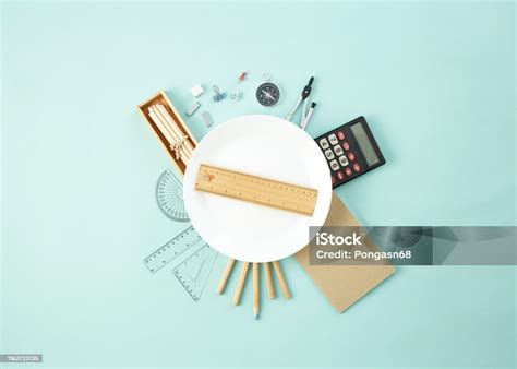 파스텔 창백한 파란색 배경에 다양한 문구와 연필 케이스빈 흰색 접시 0명에 대한 스톡 사진 및 기타 이미지 0명 개념