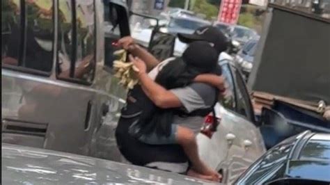 三重爸背赤腳女穿梭車陣！兜售玉蘭花畫面曝光 轄區警方回應了 社會 三立新聞網 Setncom