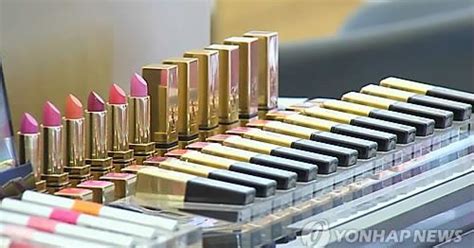 美서 불황에도 나를 위한 작은 사치 명품 립스틱 판매 증가