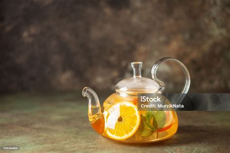 오렌지 레몬 사과 민트의 뜨거운 감귤 차를 곁들인 유리 주전자 어두운 배경에 건강 음료 0명에 대한 스톡 사진 및 기타 이미지 Istock