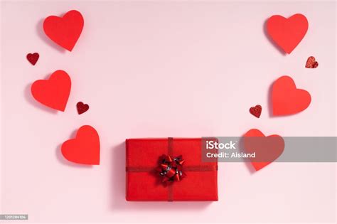 발렌타인 데이 구성 파스텔 핑크 배경에 선물 상자에서 불고 빨간 마음 러브 메시지 레터 선물 컨셉 플랫 레이 상단 보기 위에서