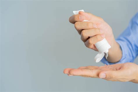 바이러스를 보호하고 코로나 바이러스 및 박테리아 개념을 방지하기 위해 청소에 손을 씻고 문지르는 살균제 젤 튜브 제품에 성인