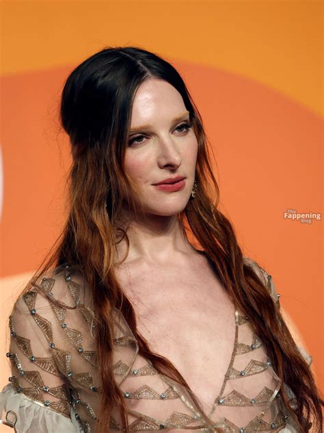 Hari Nef Shows Off Her Nude Tits At The Vanity Fair Oscar Party 25