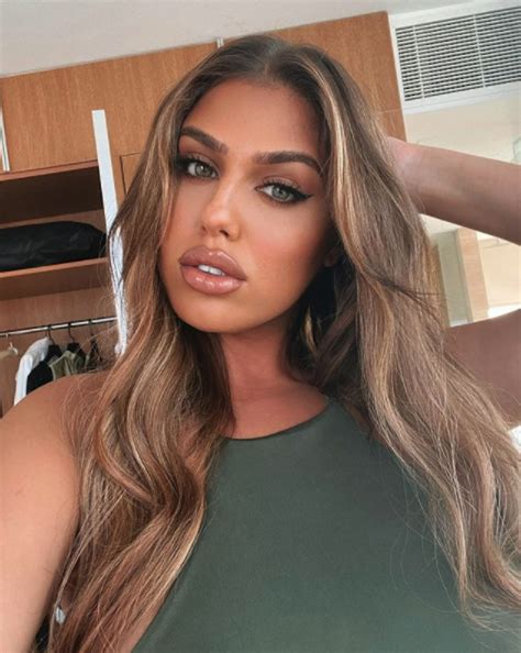 Youtuber Sydney Crouch Gives Fans Raw Insight About Her Mums Death Celebrity Heatworld