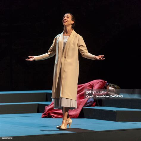 Anne Alvaro Et Éléonore Joncquez Lors De Linterprétation De La Pièce News Photo Getty Images