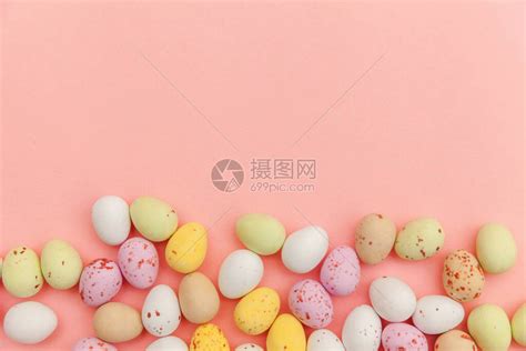 复活节快乐概念为假日做准备复活节糖果巧克力蛋和果冻糖甜食在时髦的粉色糊面背景上被孤立简单最低要求平坦地设置高清图片下载 正版图片