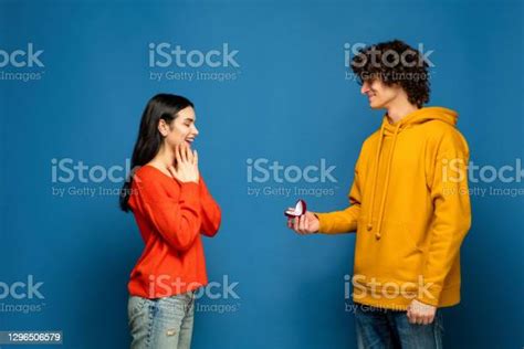 블루 스튜디오 배경에 사랑에 아름다운 커플 발렌타인 데이 사랑과 감정 개념 20 24세에 대한 스톡 사진 및 기타 이미지 20 24세 2명 가정 생활 Istock